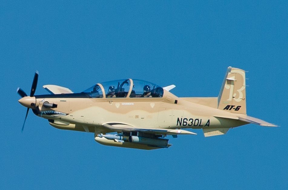 Pierwszy seryjny AT-6C Texan II w powietrzu