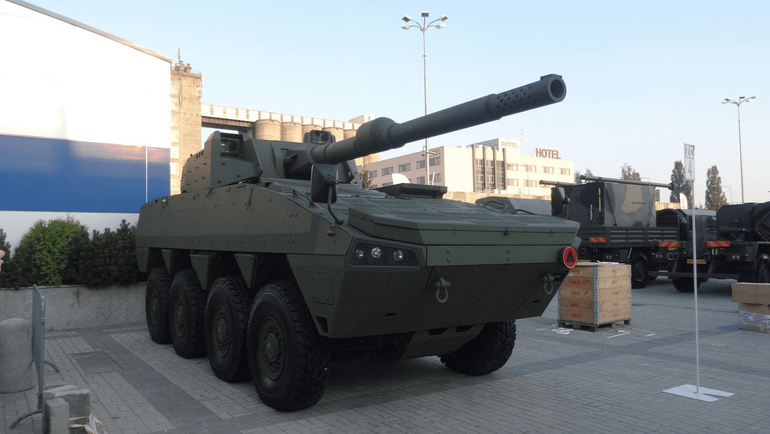 Armata 105 czy 120 mm? Uzbrojenie dla kołowego Wozu Wsparcia Ogniowego | Defence24
