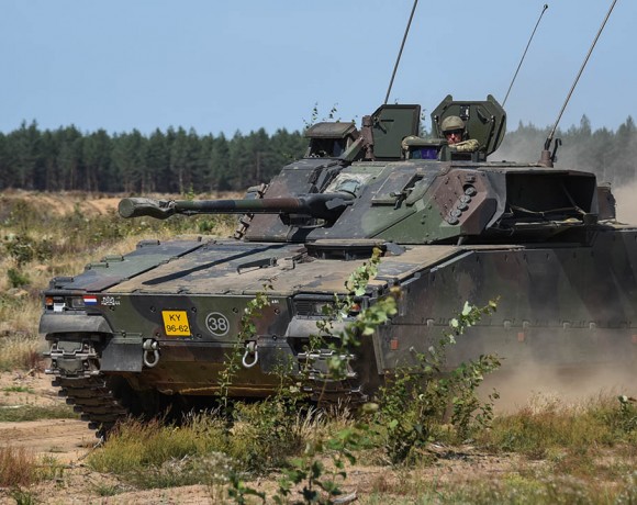 Pierwszy holenderski zmodernizowany CV90 zaprezentowany | Defence24