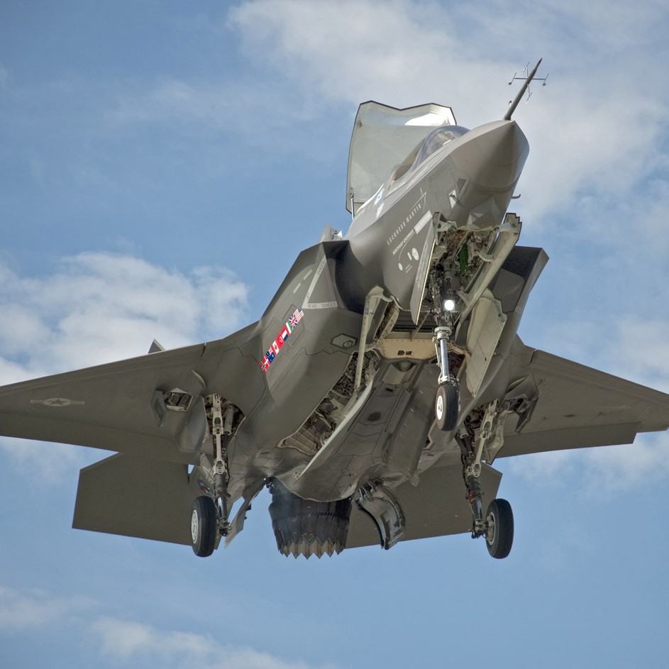 Pierwszy pionowy start samolotu F-35B | Defence24