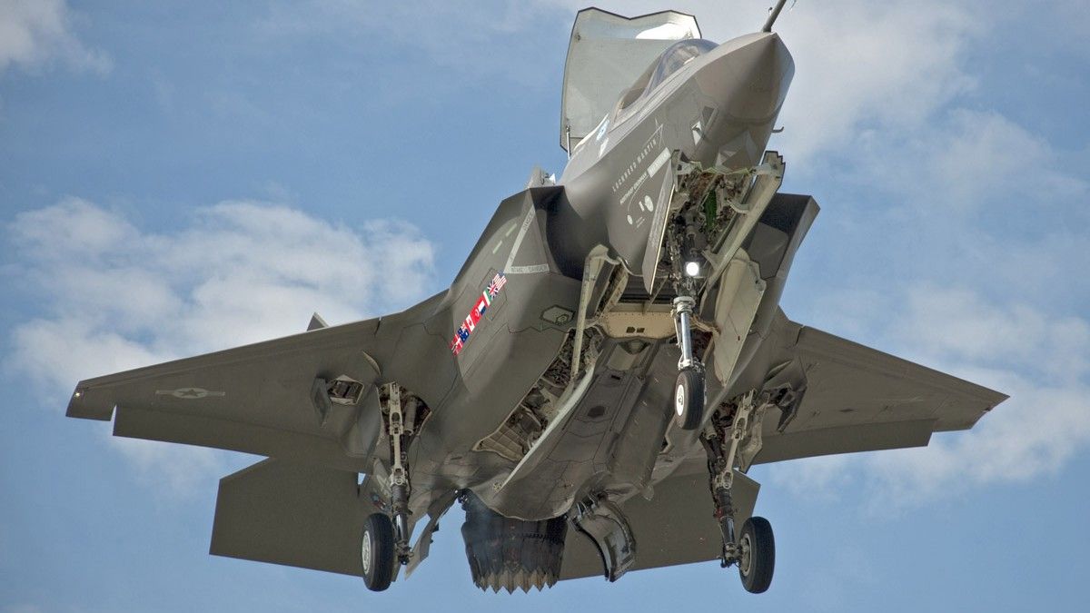 Pierwszy pionowy start samolotu F-35B | Defence24