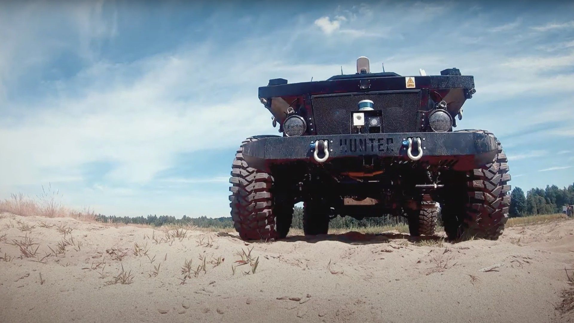 Hunter - 3.5-ton Hybrid Land Robot [Defence24 TV] | Defence24.com