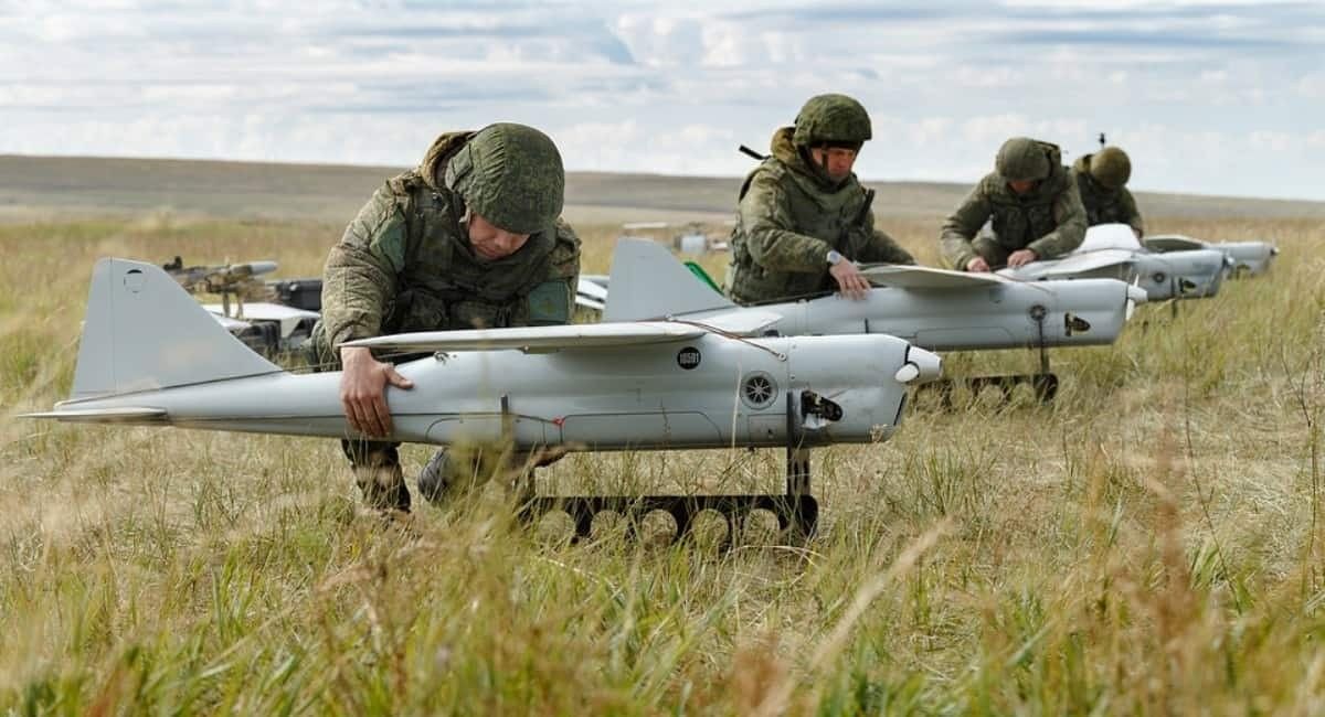 Ukraińcy obezwładnili i przechwycili rosyjskiego drona | Defence24 Ukraińcy obezwładnili i przechwycili rosyjskiego drona | Defence24