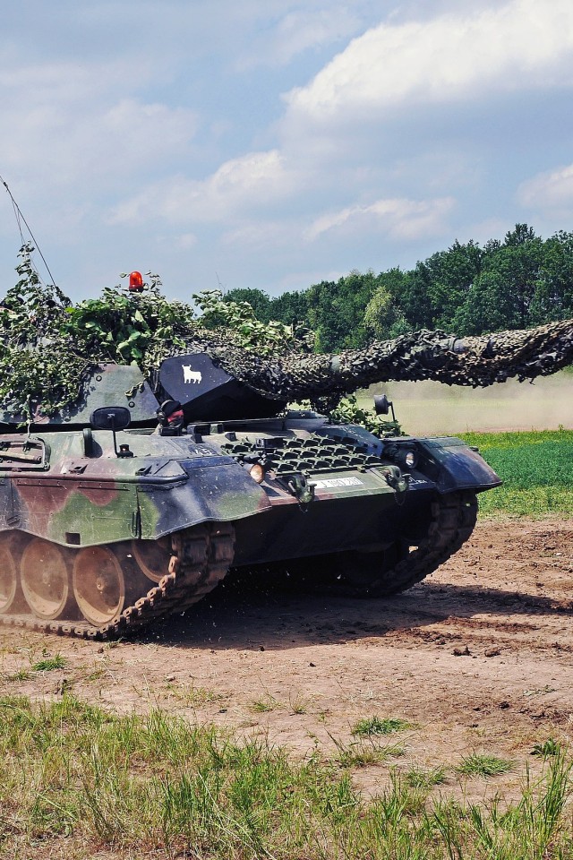 Niemiecki MON do Polski: wspólny zakup nowych Leopardów 2, albo dostawa Leopardów 1 | Defence24