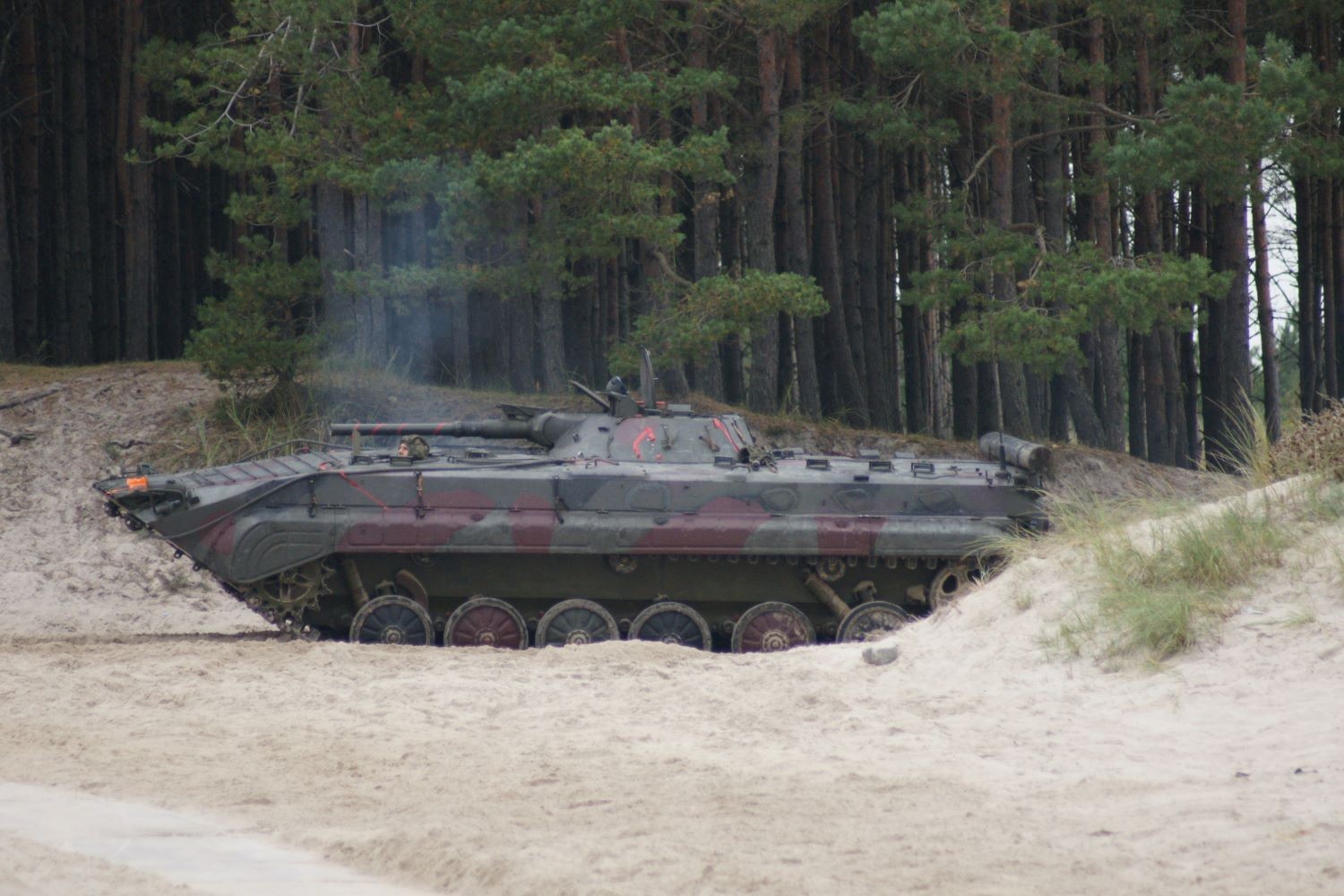 Polska planuje gigantyczne wydatki na obronność w 2023 roku | Defence24