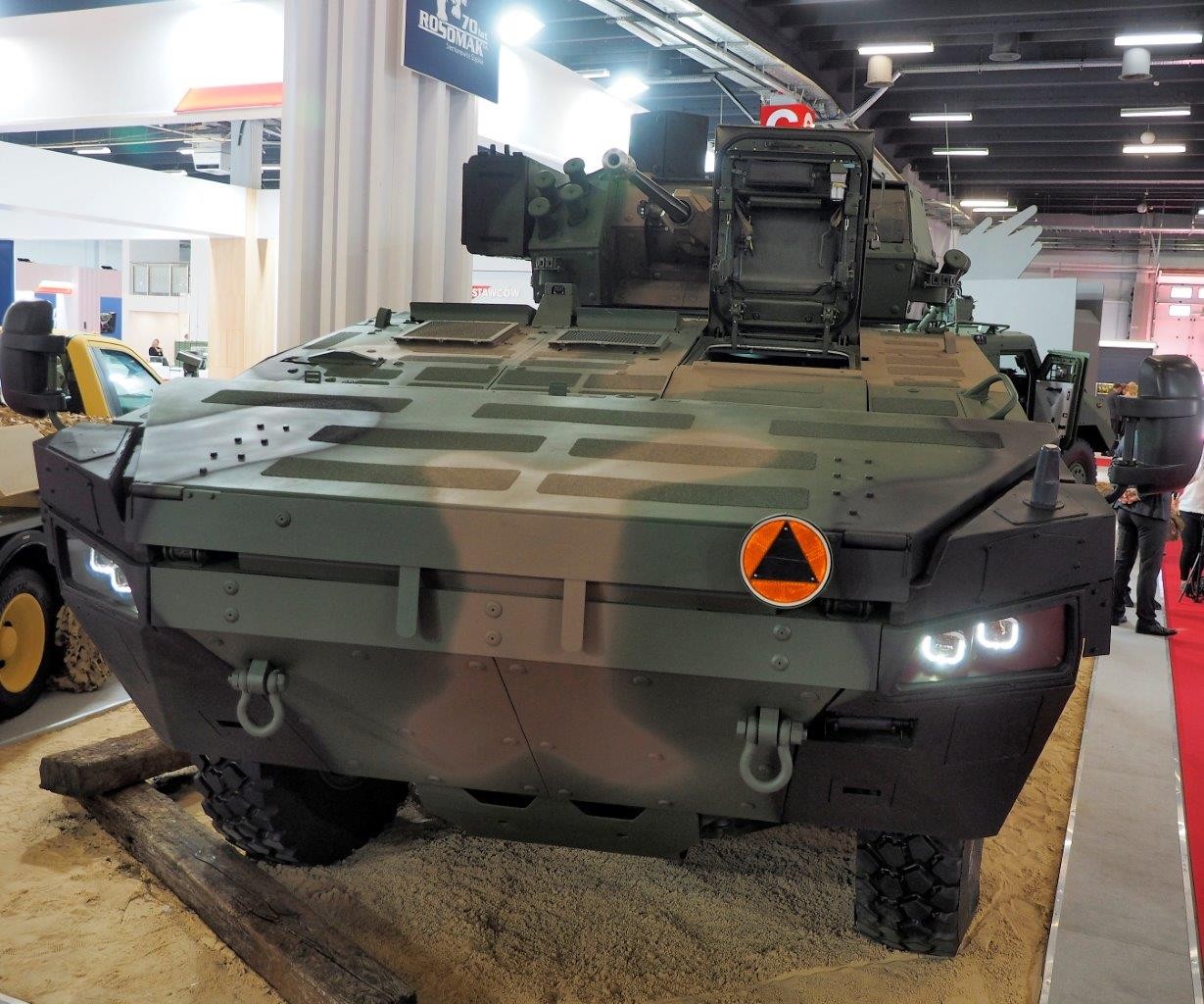 ZSSW na zmodernizowanym Rosomaku i pancerny Waran. HSW na MSPO 2022 ...
