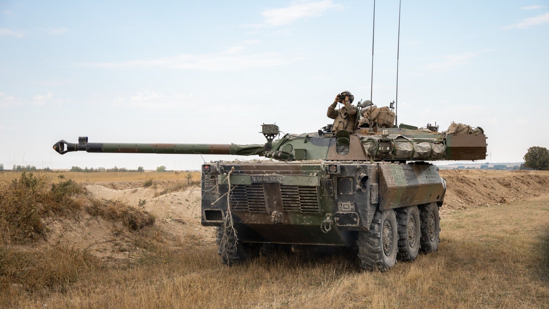 Francuskie "czołgi na kołach" widziane na Ukrainie | Defence24
