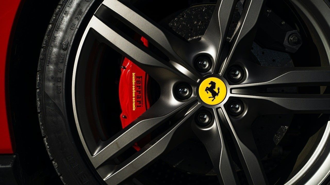 „Ferrari z AliExpress”. Włoska marka pokazała swojego pierwszego elektryka