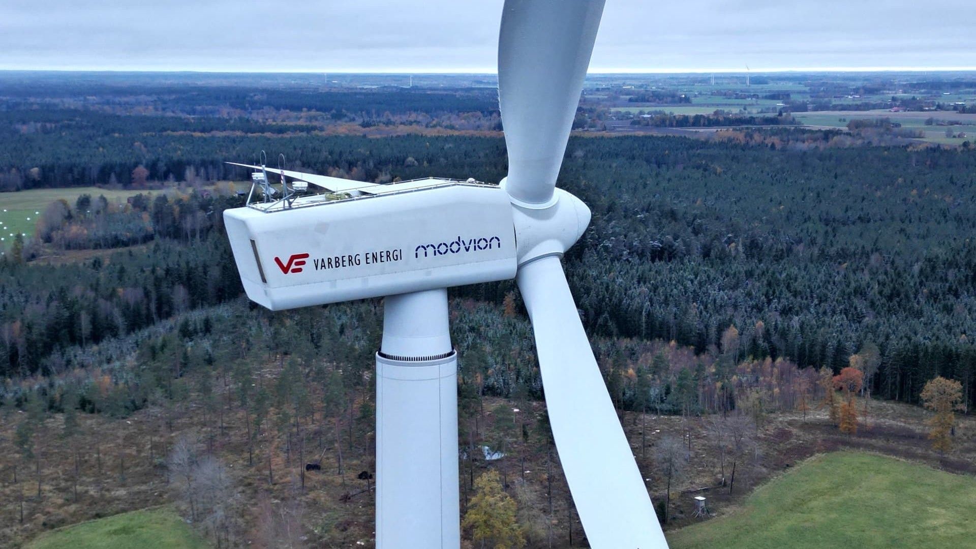 Unikalny wiatrak już produkuje energię elektryczną. Jego wieża wykonana ...