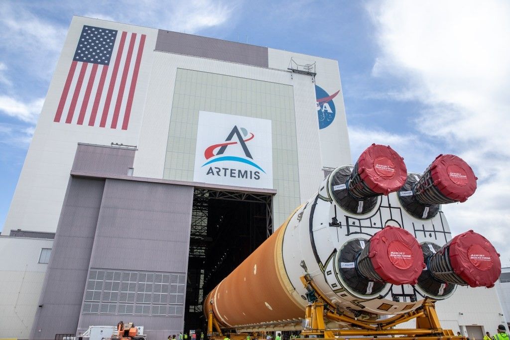 Rakieta SLS na platformie. NASA szykuje misję Artemis II