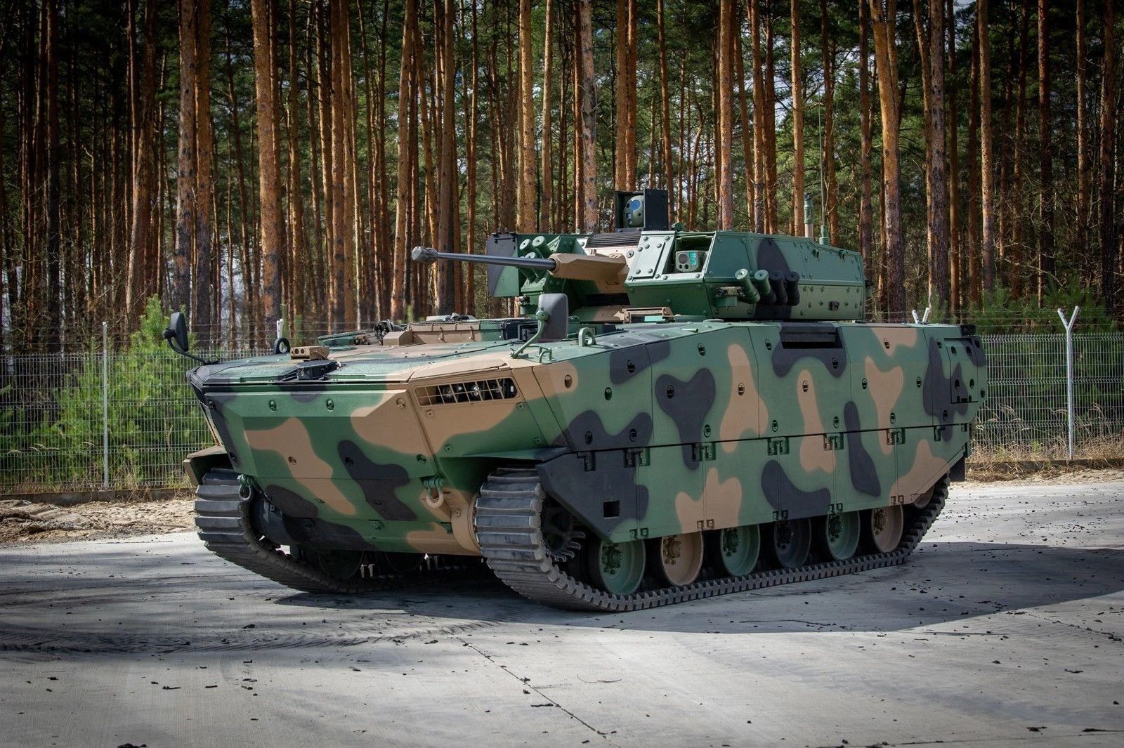 Finally! The Borsuk IFV Execution Contract Signed